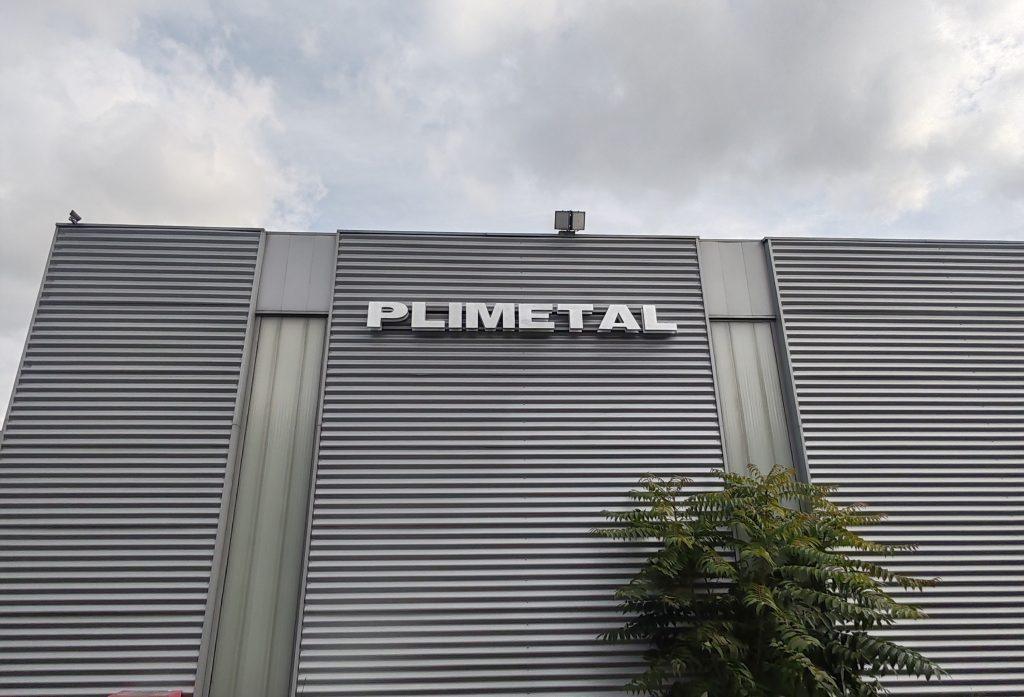 Enseignes originales pour magasins au centre-ville de Marseille ...